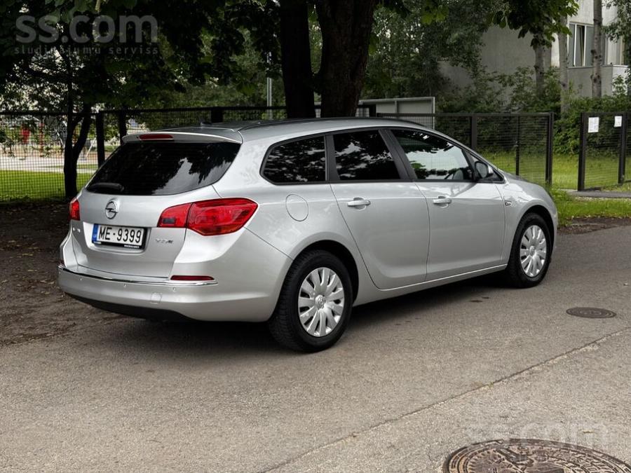 Grey Opel Astra 2014 in Riga, with an engine capacity of 1.60 L and mileage of 262 thousand km for 3400 €, photo 4 on AUTOMOTO.COM.LV