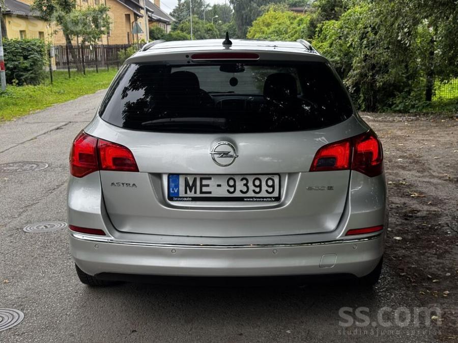 Grey Opel Astra 2014 in Riga, with an engine capacity of 1.60 L and mileage of 262 thousand km for 3400 €, photo 7 on AUTOMOTO.COM.LV