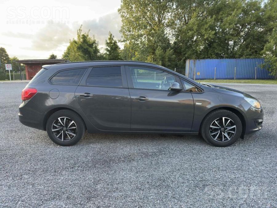 Grey Opel Astra 2014 in Riga, with an engine capacity of 1.70 L and mileage of 313 thousand km for 3300 €, photo 3 on AUTOMOTO.COM.LV
