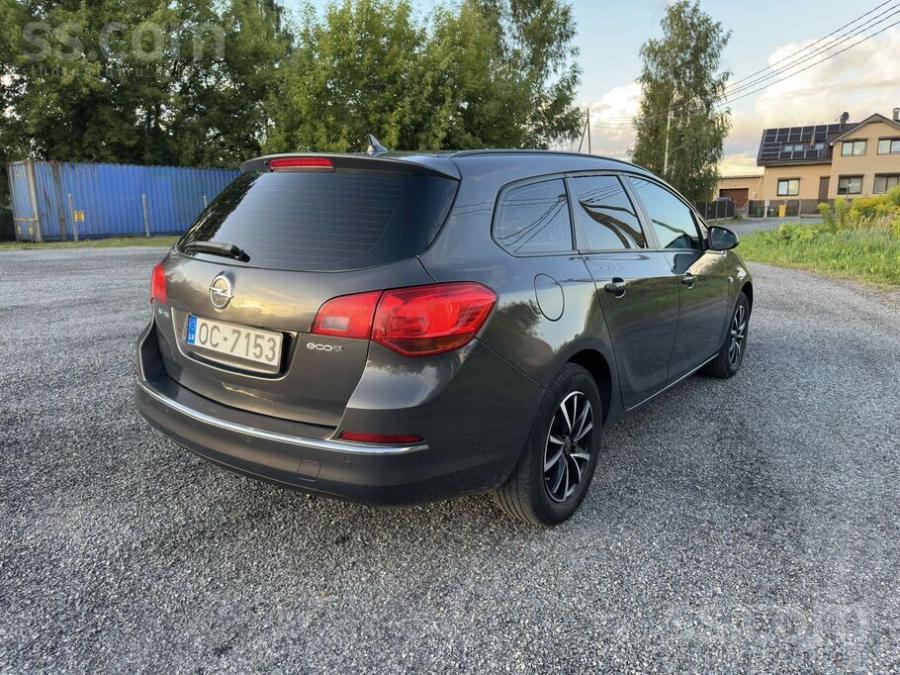 Grey Opel Astra 2014 in Riga, with an engine capacity of 1.70 L and mileage of 313 thousand km for 3300 €, photo 4 on AUTOMOTO.COM.LV