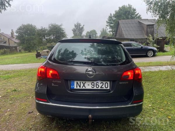 Grey Opel Astra 2014 in Jelgava, with an engine capacity of 1.70 L and mileage of 238 thousand km for 2100 €, photo 2 on AUTOMOTO.COM.LV