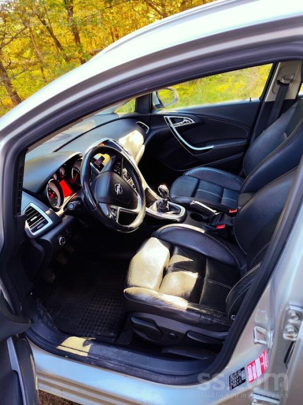 Grey Opel Astra 2014 in Daugavpils, with an engine capacity of 1.60 L and mileage of 217 thousand km for 5800 €, photo 5 on AUTOMOTO.COM.LV