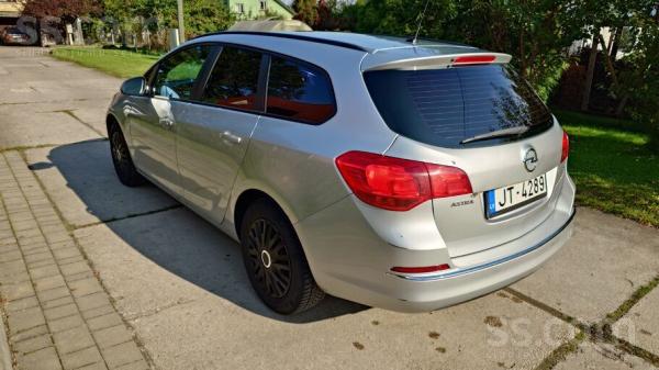 Grey Opel Astra 2014 in Jelgava, with an engine capacity of 1.60 L and mileage of 277 thousand km for 2800 €, photo 3 on AUTOMOTO.COM.LV