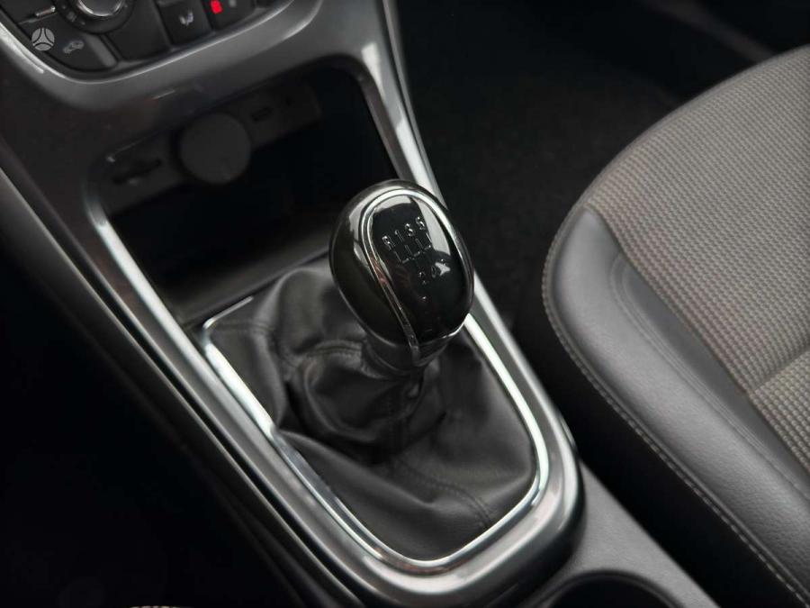 Grey Opel Astra 2014 in Kaunas, with an engine capacity of 1.40 L and mileage of 249 thousand km for 4499 €, photo 16 on AUTOMOTO.COM.LV