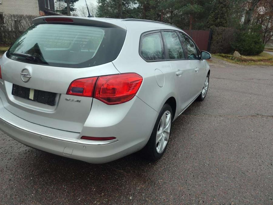 Grey Opel Astra 2015 in Vilkaviskis, with an engine capacity of 1.60 L and mileage of 211 thousand km for 4500 €, photo 1 on AUTOMOTO.COM.LV