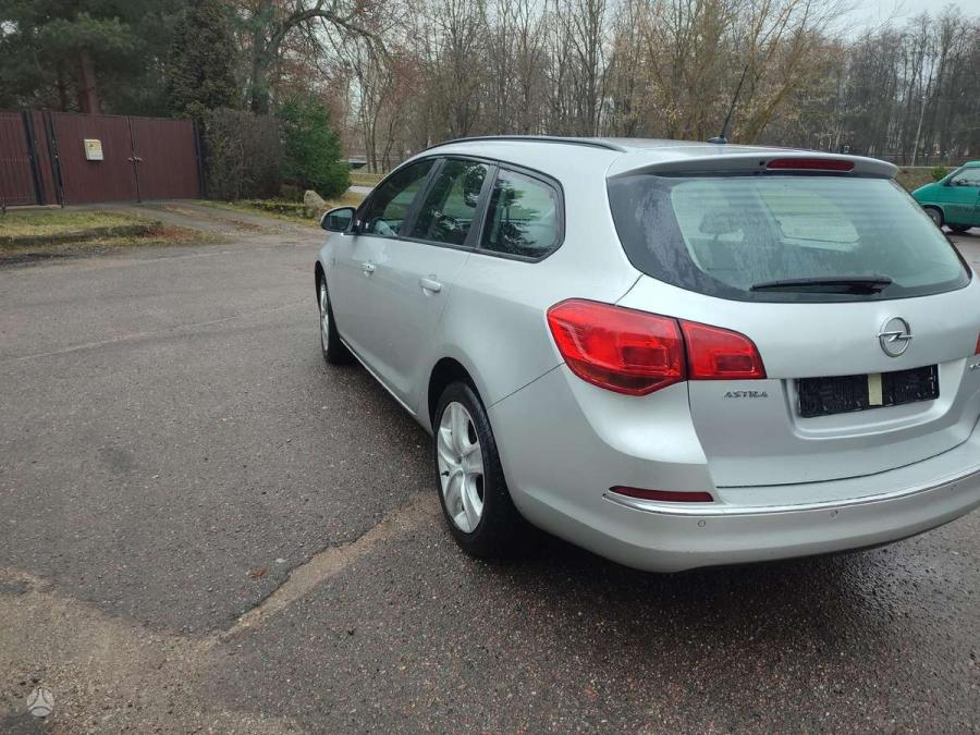 Grey Opel Astra 2015 in Vilkaviskis, with an engine capacity of 1.60 L and mileage of 211 thousand km for 4500 €, photo 5 on AUTOMOTO.COM.LV