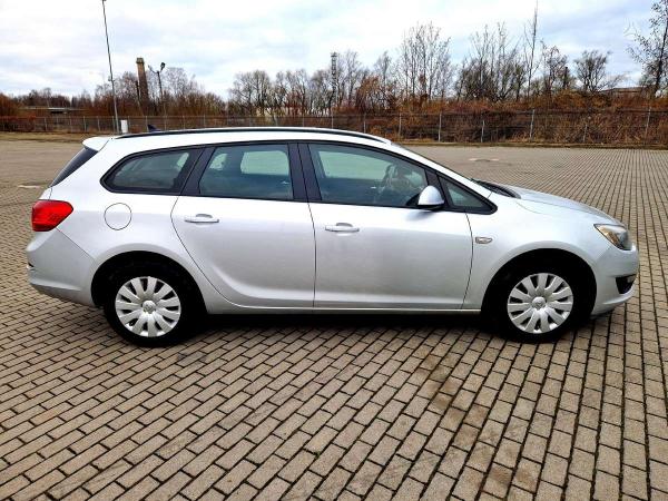 Grey Opel Astra 2015 in Marijampole, with an engine capacity of 1.60 L and mileage of 221 thousand km for 3650 €, photo 5 on AUTOMOTO.COM.LV