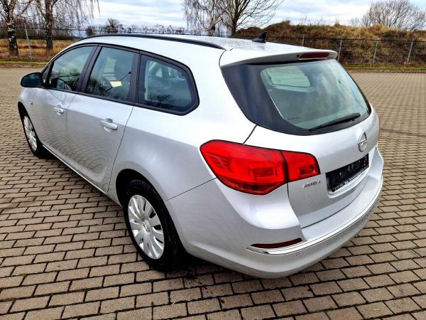 Grey Opel Astra 2015 in Marijampole, with an engine capacity of 1.60 L and mileage of 221 thousand km for 3650 €, photo 8 on AUTOMOTO.COM.LV