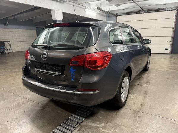 Grey Opel Astra 2015 in Kaunas, with an engine capacity of 1.60 L and mileage of 174 thousand km for 3800 €, photo 5 on AUTOMOTO.COM.LV