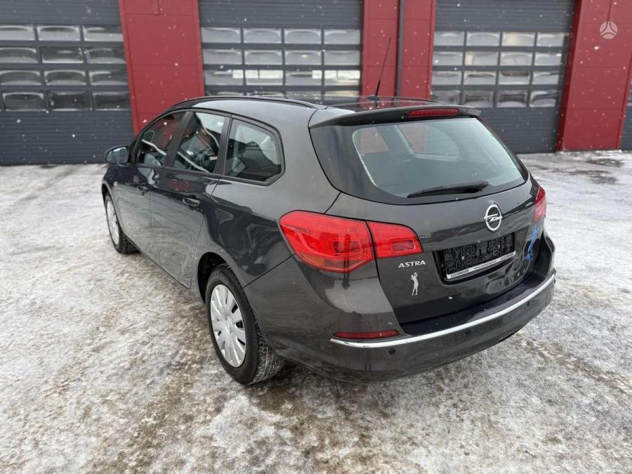 Grey Opel Astra 2015 in Kaunas, with an engine capacity of 1.60 L and mileage of 174 thousand km for 3700 €, photo 5 on AUTOMOTO.COM.LV