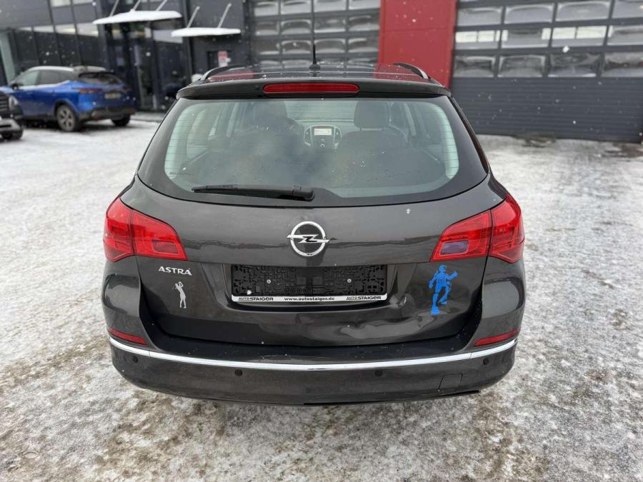 Grey Opel Astra 2015 in Kaunas, with an engine capacity of 1.60 L and mileage of 174 thousand km for 3700 €, photo 6 on AUTOMOTO.COM.LV