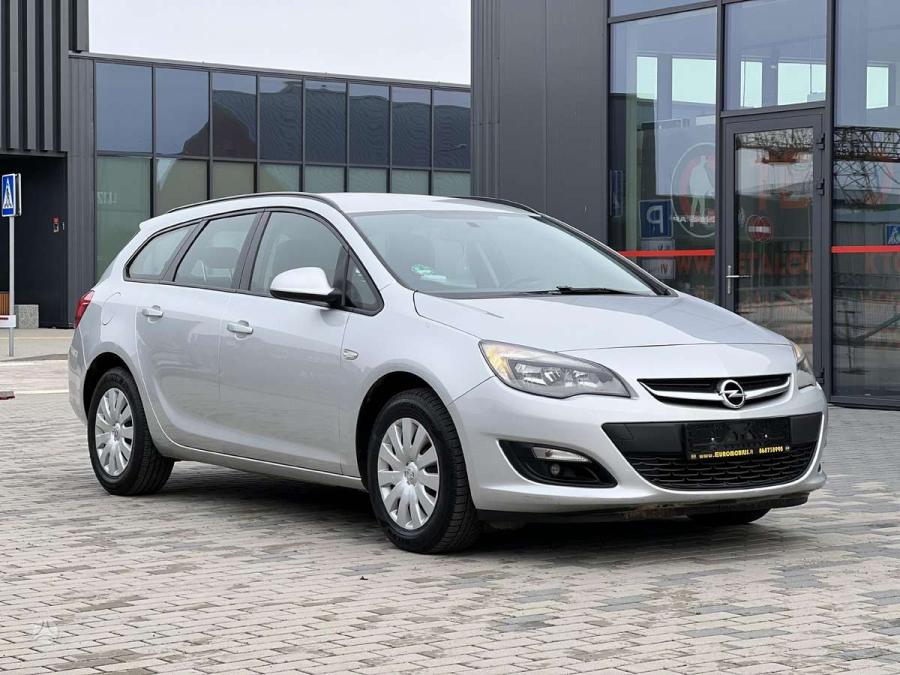 Grey Opel Astra 2015 in Siauliai, with an engine capacity of 1.60 L and mileage of 275 thousand km for 4200 €, photo 2 on AUTOMOTO.COM.LV