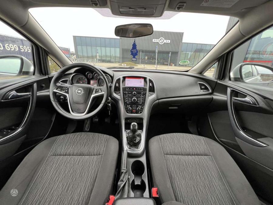 Grey Opel Astra 2015 in Siauliai, with an engine capacity of 1.60 L and mileage of 275 thousand km for 4200 €, photo 17 on AUTOMOTO.COM.LV