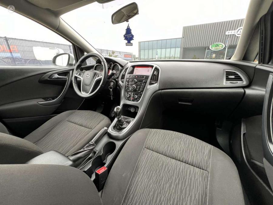 Grey Opel Astra 2015 in Siauliai, with an engine capacity of 1.60 L and mileage of 275 thousand km for 4200 €, photo 22 on AUTOMOTO.COM.LV