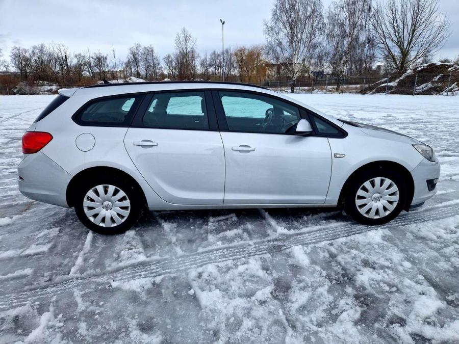 Grey Opel Astra 2015 in Marijampole, with an engine capacity of 1.60 L and mileage of 221 thousand km for 3650 €, photo 5 on AUTOMOTO.COM.LV
