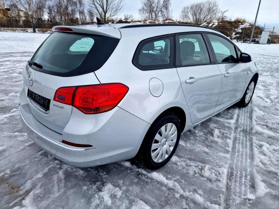Grey Opel Astra 2015 in Marijampole, with an engine capacity of 1.60 L and mileage of 221 thousand km for 3650 €, photo 6 on AUTOMOTO.COM.LV