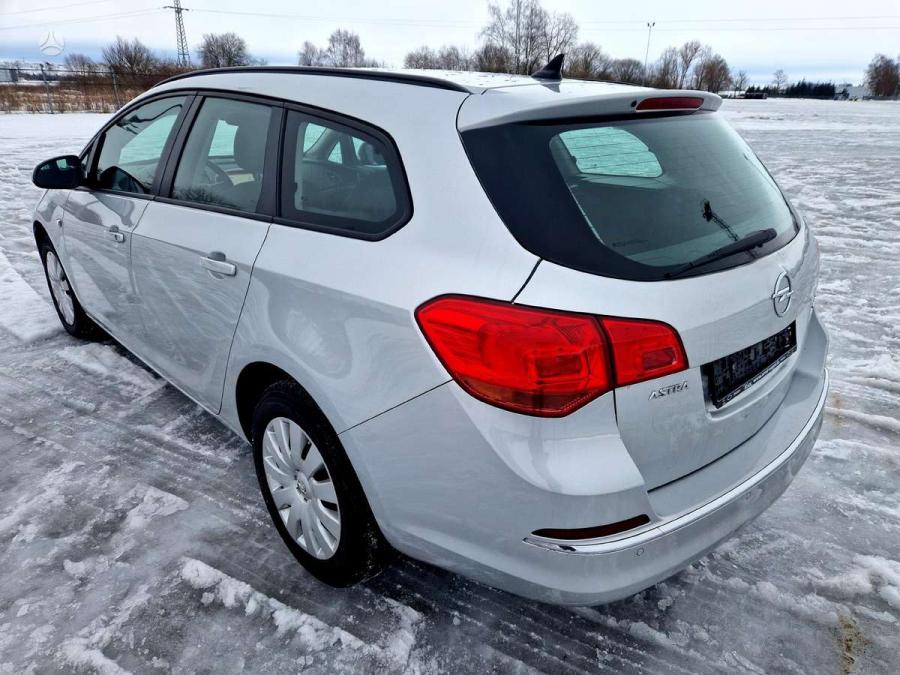 Grey Opel Astra 2015 in Marijampole, with an engine capacity of 1.60 L and mileage of 221 thousand km for 3650 €, photo 8 on AUTOMOTO.COM.LV