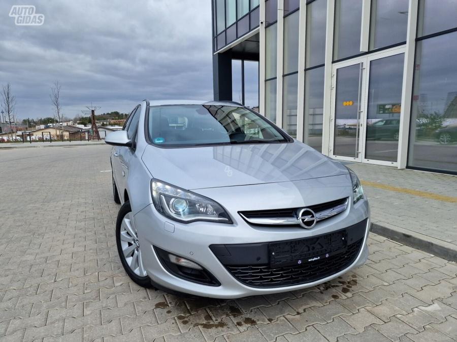 Grey Opel Astra 2015 in Vilnius, with an engine capacity of 1.60 L and mileage of 256 thousand km for 4999 €, photo 1 on AUTOMOTO.COM.LV