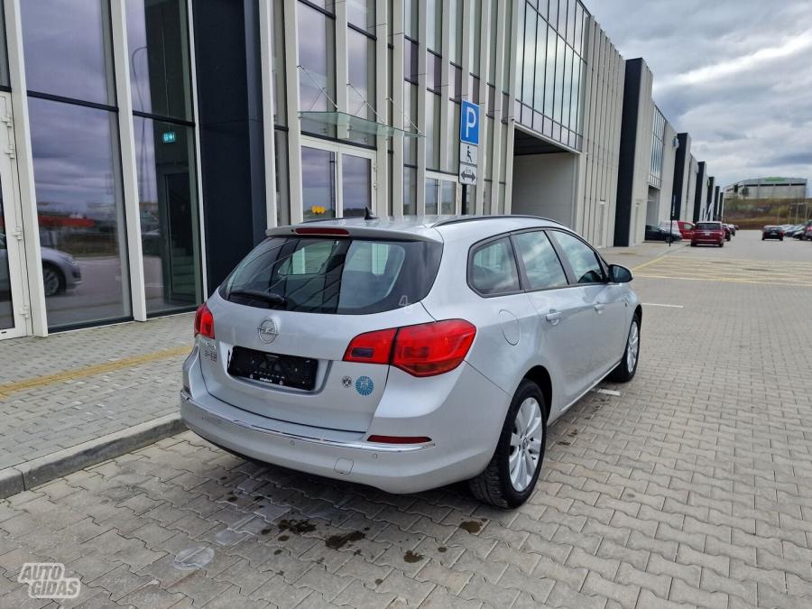 Grey Opel Astra 2015 in Vilnius, with an engine capacity of 1.60 L and mileage of 256 thousand km for 4999 €, photo 6 on AUTOMOTO.COM.LV