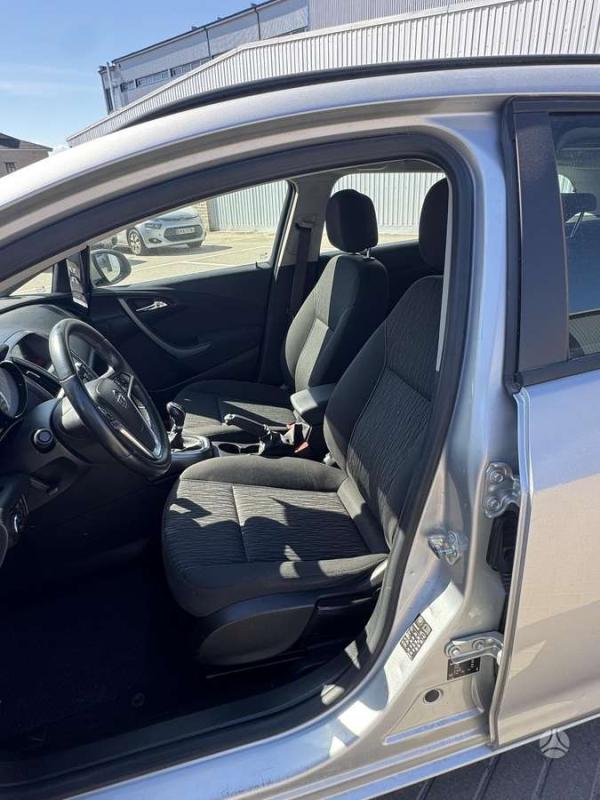 Grey Opel Astra 2015 in Taurage, with an engine capacity of 1.60 L and mileage of 235 thousand km for 3350 €, photo 9 on AUTOMOTO.COM.LV