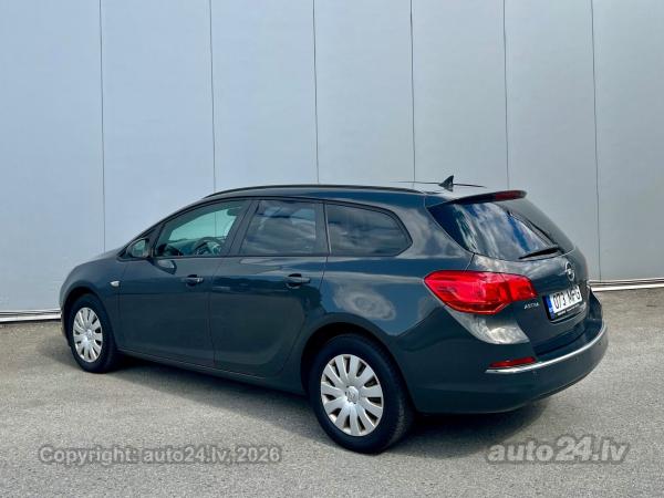 Grey Opel Astra 2015 in Tallinn, with an engine capacity of 1.70 L and mileage of 190 thousand km for 4490 €, photo 3 on AUTOMOTO.COM.LV