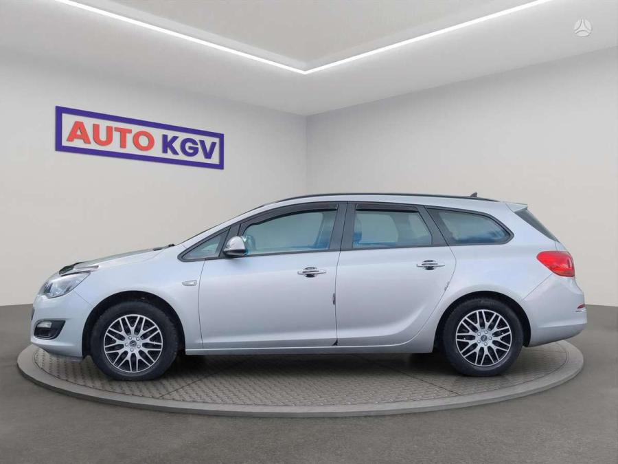Grey Opel Astra 2015 in Vilnius, with an engine capacity of 1.60 L and mileage of 196 thousand km for 5999 €, photo 3 on AUTOMOTO.COM.LV