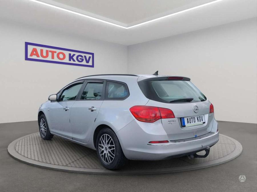 Grey Opel Astra 2015 in Vilnius, with an engine capacity of 1.60 L and mileage of 196 thousand km for 5999 €, photo 4 on AUTOMOTO.COM.LV