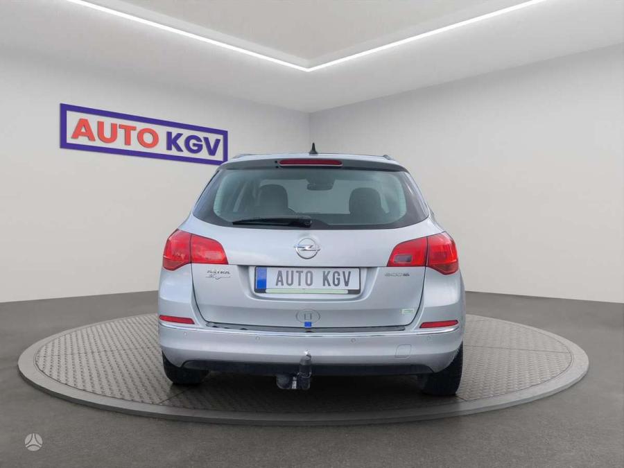 Grey Opel Astra 2015 in Vilnius, with an engine capacity of 1.60 L and mileage of 196 thousand km for 5999 €, photo 5 on AUTOMOTO.COM.LV