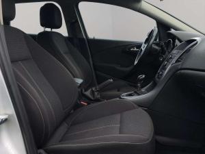 Grey Opel Astra 2015 in Vilnius, with an engine capacity of 1.60 L and mileage of 196 thousand km for 5999 €, photo 9 on AUTOMOTO.COM.LV