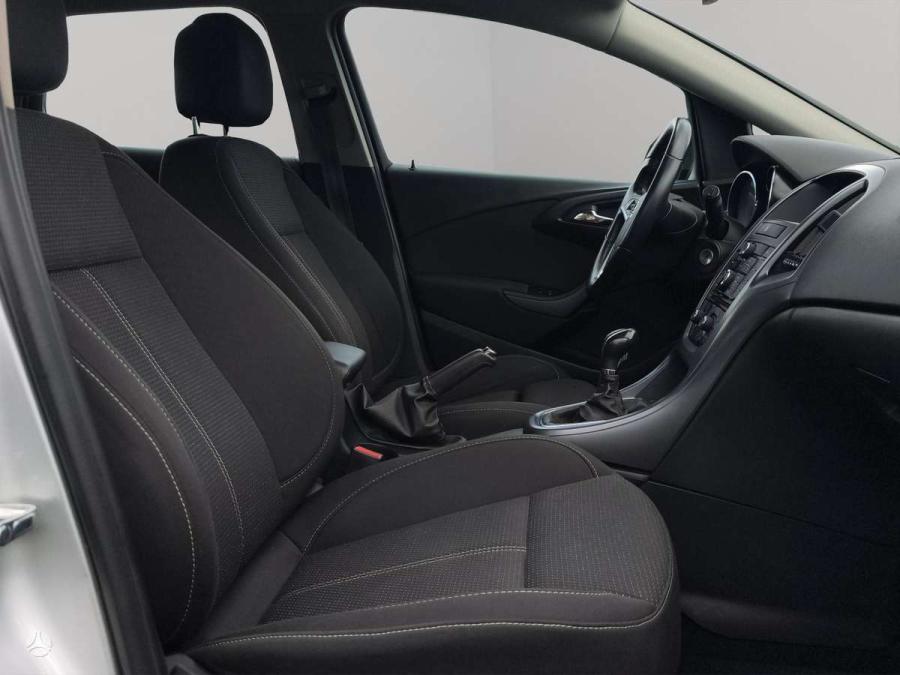Grey Opel Astra 2015 in Vilnius, with an engine capacity of 1.60 L and mileage of 196 thousand km for 5999 €, photo 9 on AUTOMOTO.COM.LV