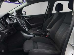 Grey Opel Astra 2015 in Vilnius, with an engine capacity of 1.60 L and mileage of 196 thousand km for 5999 €, photo 14 on AUTOMOTO.COM.LV