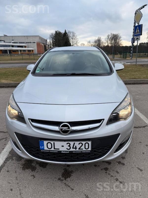 Grey Opel Astra 2015 in Riga, with an engine capacity of 1.60 L and mileage of 289 thousand km for 3900 €, photo 1 on AUTOMOTO.COM.LV