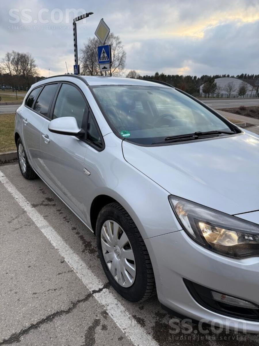 Grey Opel Astra 2015 in Riga, with an engine capacity of 1.60 L and mileage of 289 thousand km for 3900 €, photo 3 on AUTOMOTO.COM.LV