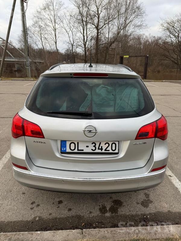 Grey Opel Astra 2015 in Riga, with an engine capacity of 1.60 L and mileage of 289 thousand km for 3900 €, photo 4 on AUTOMOTO.COM.LV