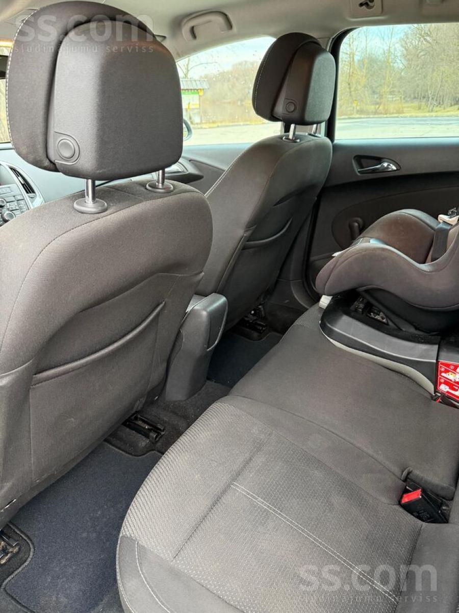 Grey Opel Astra 2015 in Riga, with an engine capacity of 1.60 L and mileage of 289 thousand km for 3900 €, photo 6 on AUTOMOTO.COM.LV
