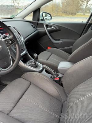 Grey Opel Astra 2015 in Riga, with an engine capacity of 1.60 L and mileage of 289 thousand km for 3900 €, photo 10 on AUTOMOTO.COM.LV