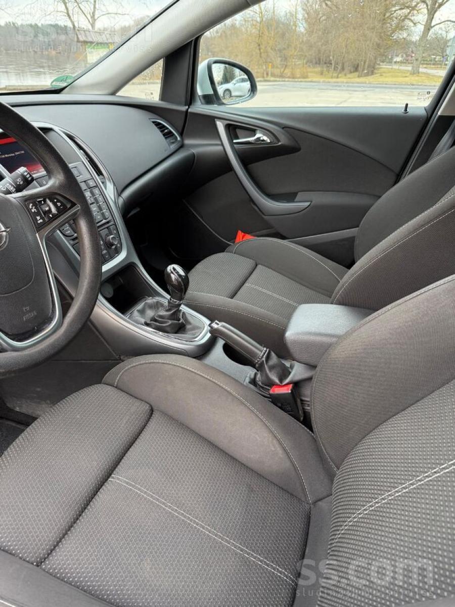 Grey Opel Astra 2015 in Riga, with an engine capacity of 1.60 L and mileage of 289 thousand km for 3900 €, photo 10 on AUTOMOTO.COM.LV
