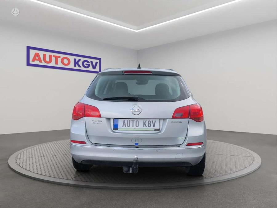 Grey Opel Astra 2015 in Vilnius, with an engine capacity of 1.60 L and mileage of 196 thousand km for 5999 €, photo 5 on AUTOMOTO.COM.LV