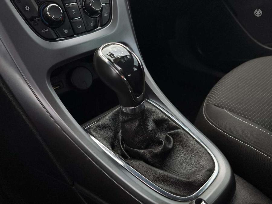 Grey Opel Astra 2015 in Vilnius, with an engine capacity of 1.60 L and mileage of 196 thousand km for 5999 €, photo 17 on AUTOMOTO.COM.LV