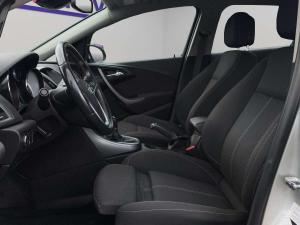Grey Opel Astra 2015 in Vilnius, with an engine capacity of 1.60 L and mileage of 196 thousand km for 5999 €, photo 14 on AUTOMOTO.COM.LV