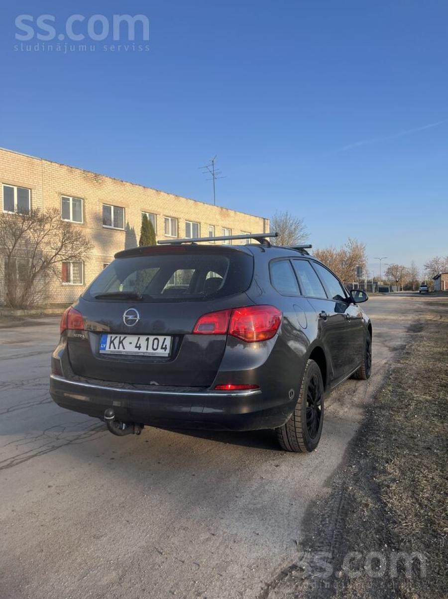 Grey Opel Astra 2016 in Ogre, with an engine capacity of 1.60 L and mileage of 308 thousand km for 3600 €, photo 5 on AUTOMOTO.COM.LV