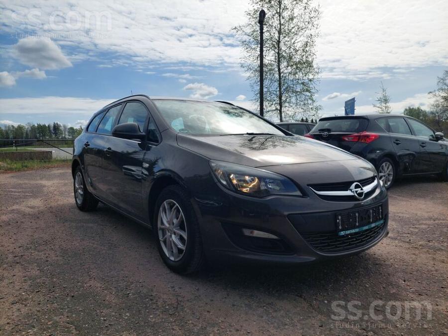 Grey Opel Astra 2016 in Cesis, with an engine capacity of 1.60 L and mileage of 184 thousand km for 5900 €, photo 3 on AUTOMOTO.COM.LV