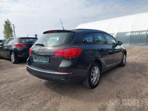 Grey Opel Astra 2016 in Cesis, with an engine capacity of 1.60 L and mileage of 184 thousand km for 5900 €, photo 4 on AUTOMOTO.COM.LV