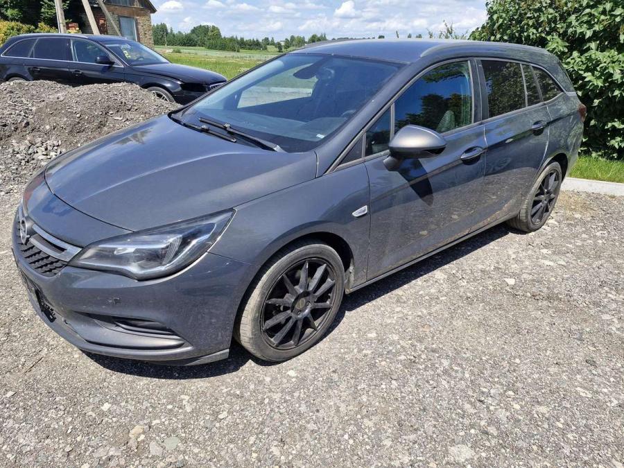 Grey Opel Astra 2016 in Marijampole, with an engine capacity of 1.60 L and mileage of 330 thousand km for 2900 €, photo 4 on AUTOMOTO.COM.LV