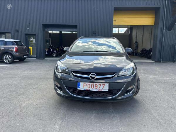 Grey Opel Astra 2016 in Siauliai, with an engine capacity of 1.60 L and mileage of 201 thousand km for 4750 €, photo 3 on AUTOMOTO.COM.LV