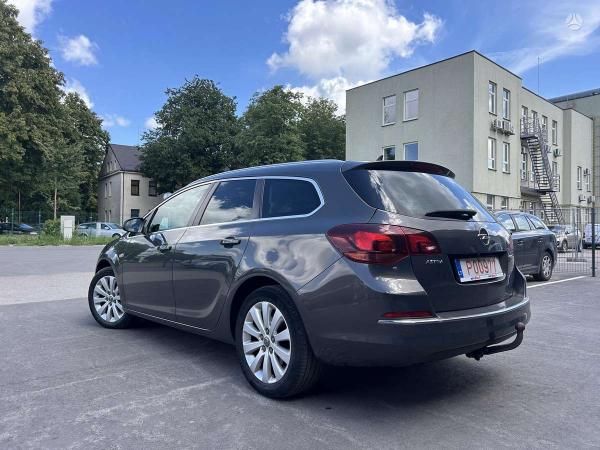 Grey Opel Astra 2016 in Siauliai, with an engine capacity of 1.60 L and mileage of 201 thousand km for 4750 €, photo 8 on AUTOMOTO.COM.LV