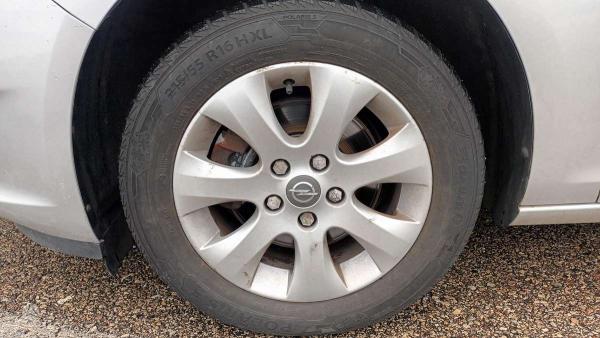 Grey Opel Astra 2016 in Marijampole, with an engine capacity of 1.60 L and mileage of 287 thousand km for 3200 €, photo 8 on AUTOMOTO.COM.LV