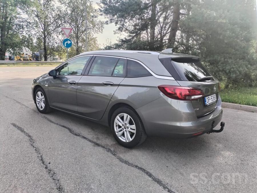 Grey Opel Astra 2016 in Riga, with an engine capacity of 1.60 L and mileage of 128 thousand km for 5250 €, photo 4 on AUTOMOTO.COM.LV