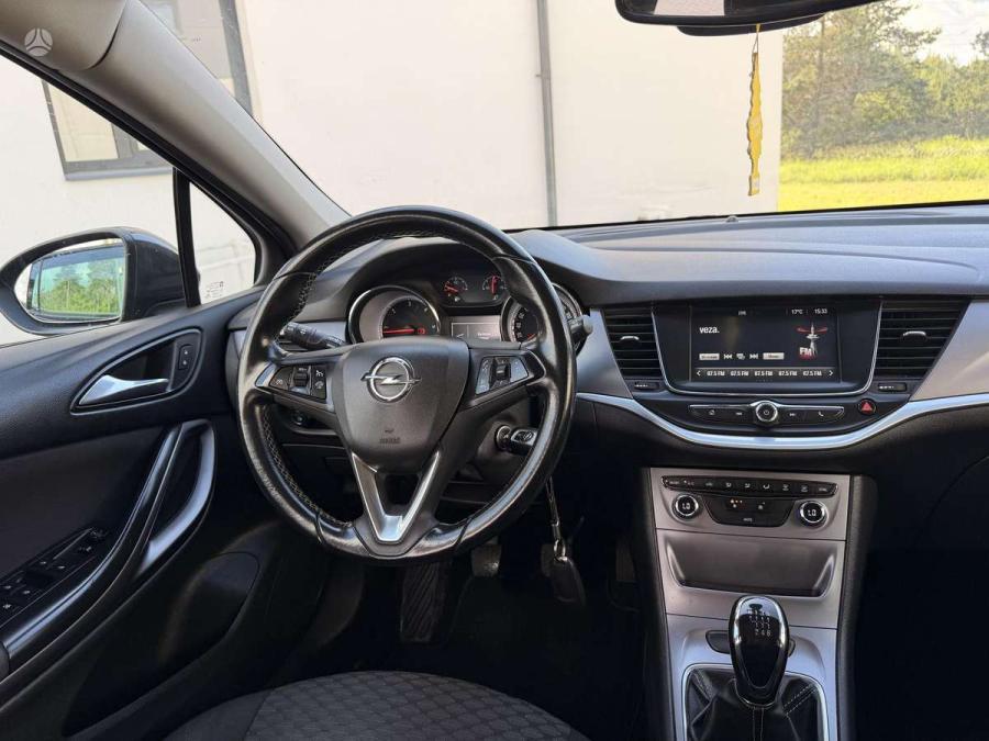 Grey Opel Astra 2016 in Vilnius, with an engine capacity of 1.60 L and mileage of 171 thousand km for 5500 €, photo 16 on AUTOMOTO.COM.LV