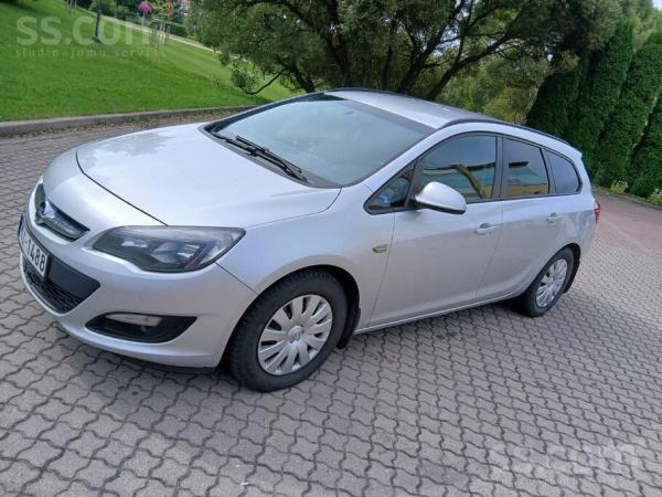 Grey Opel Astra 2016 in Madona, with an engine capacity of 1.60 L and mileage of 366 thousand km for 4595 €, photo 1 on AUTOMOTO.COM.LV